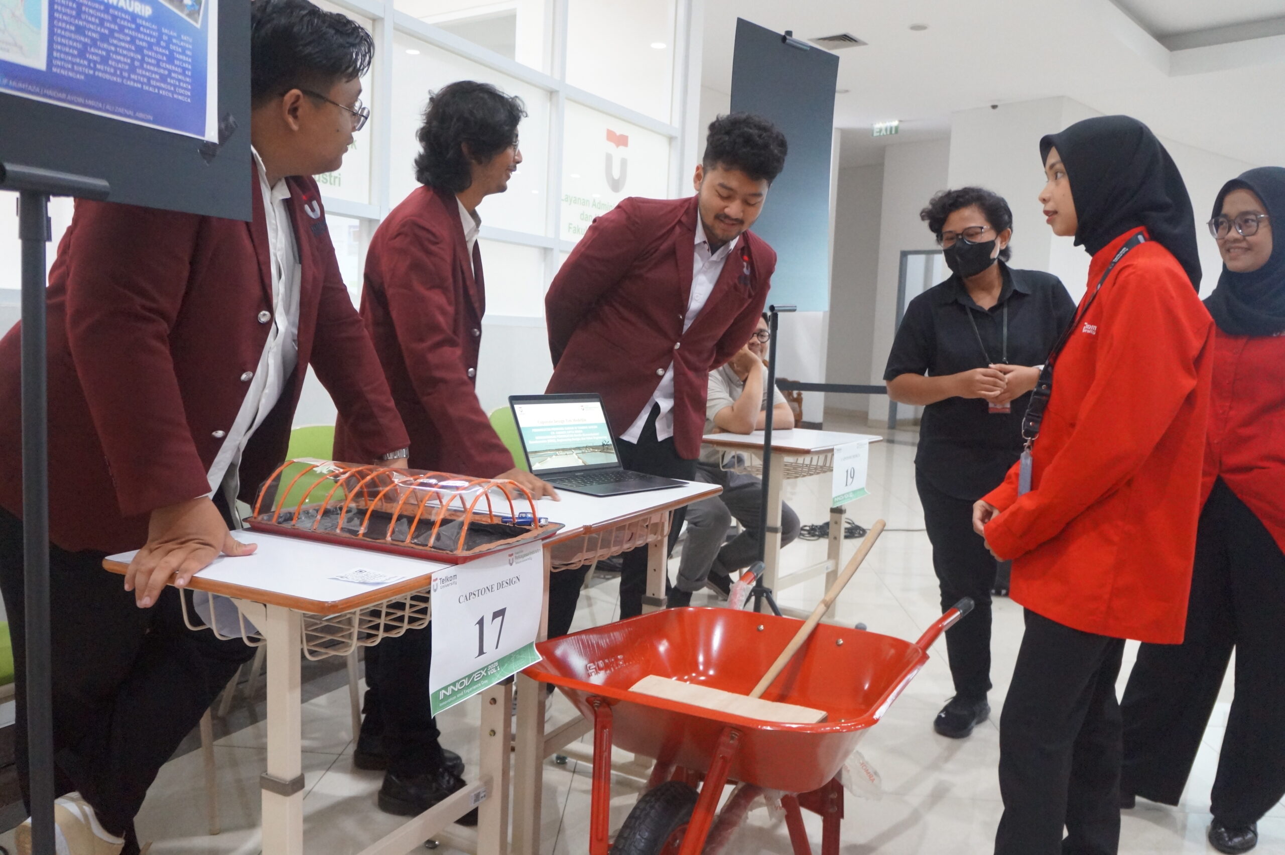 Capstone Design and Project Mahasiswa S1 Sistem Informasi dan S1 Teknik Industri Telkom ...